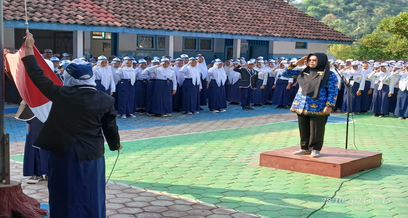 Upacara memperingati Hari Sumpah Pemuda 28 Oktober 2024 | SMPN 1 JENAWI